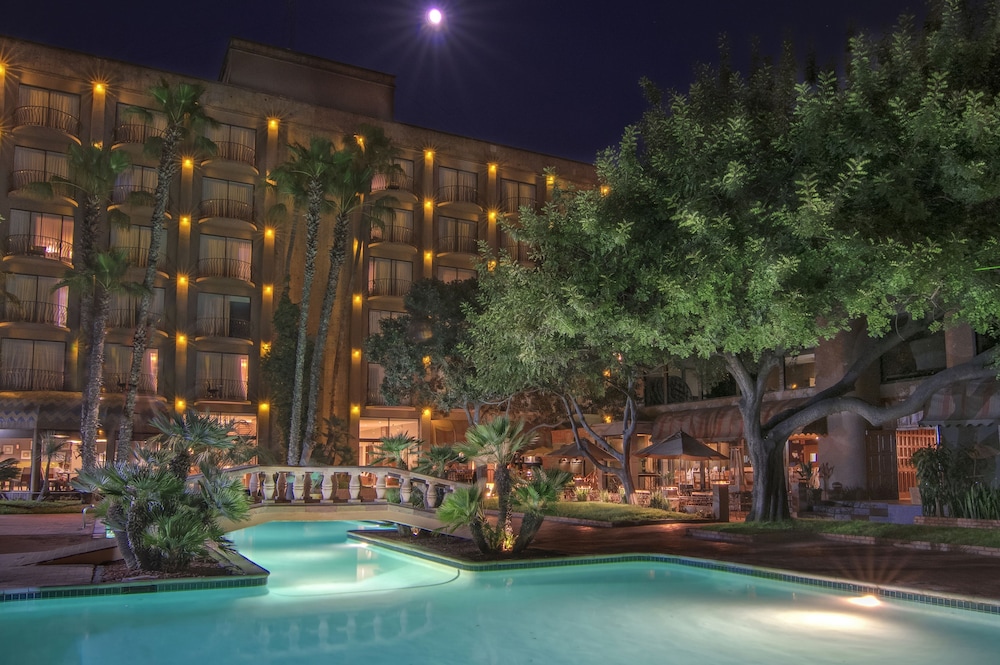 Book Hotel Lucerna Tijuana in Tijuana | Hotels.com