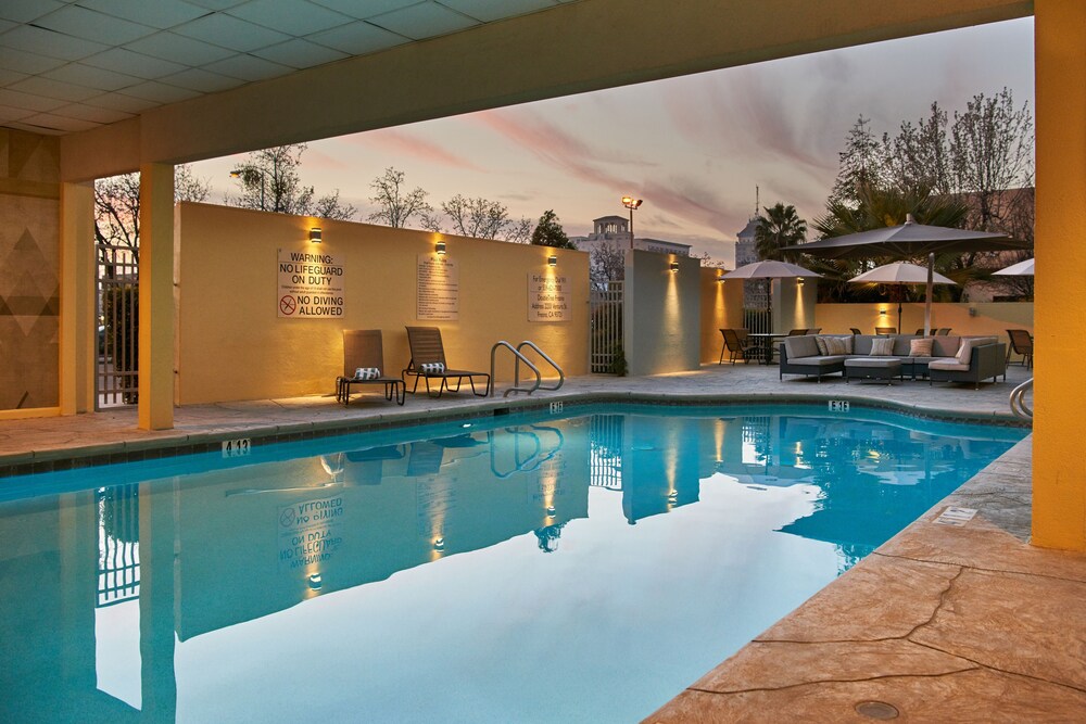 Book DoubleTree by Hilton Fresno Convention Center in Fresno | Hotels.com