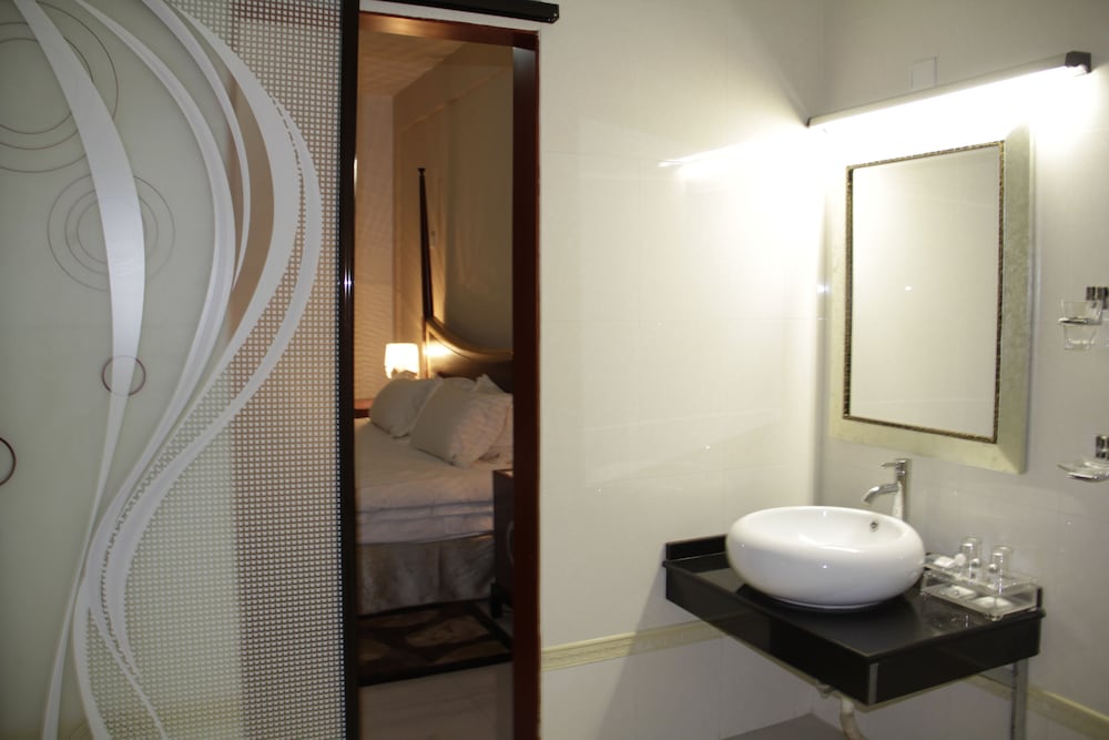 Book Hotel Ritz Waku-Kungo in Waco Kungo | Hotels.com