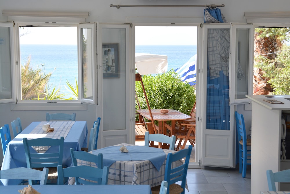 Book Agnadi Syros Studios & Rooms in Syros | Hotels.com