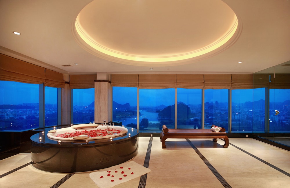 Book Guilin Lijiang Waterfall Hotel in Guilin | Hotels.com