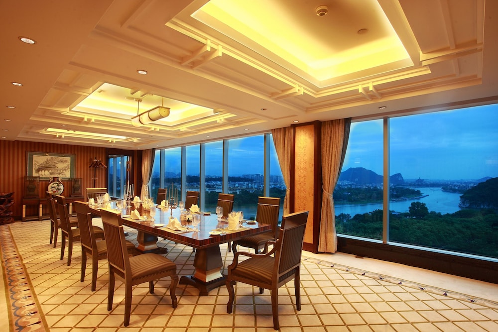 Book Guilin Lijiang Waterfall Hotel, Guilin, China - Hotels.com