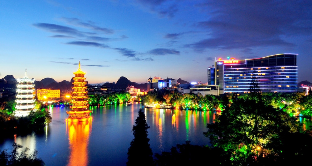 Book Guilin Lijiang Waterfall Hotel in Guilin | Hotels.com
