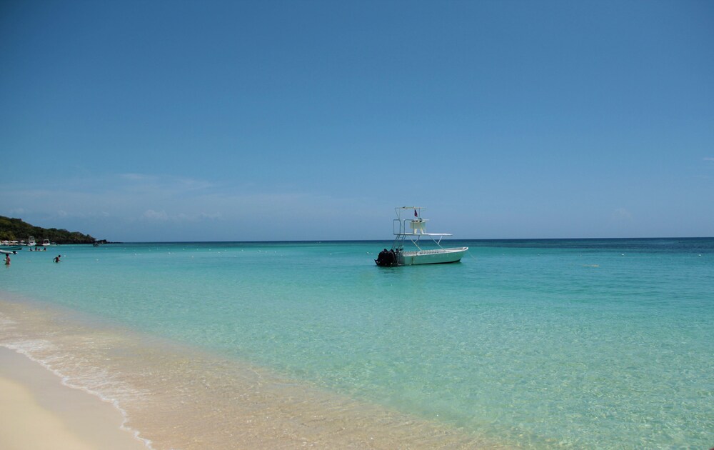 Book Henry Morgan Resort - All Inclusive in Roatan | Hotels.com