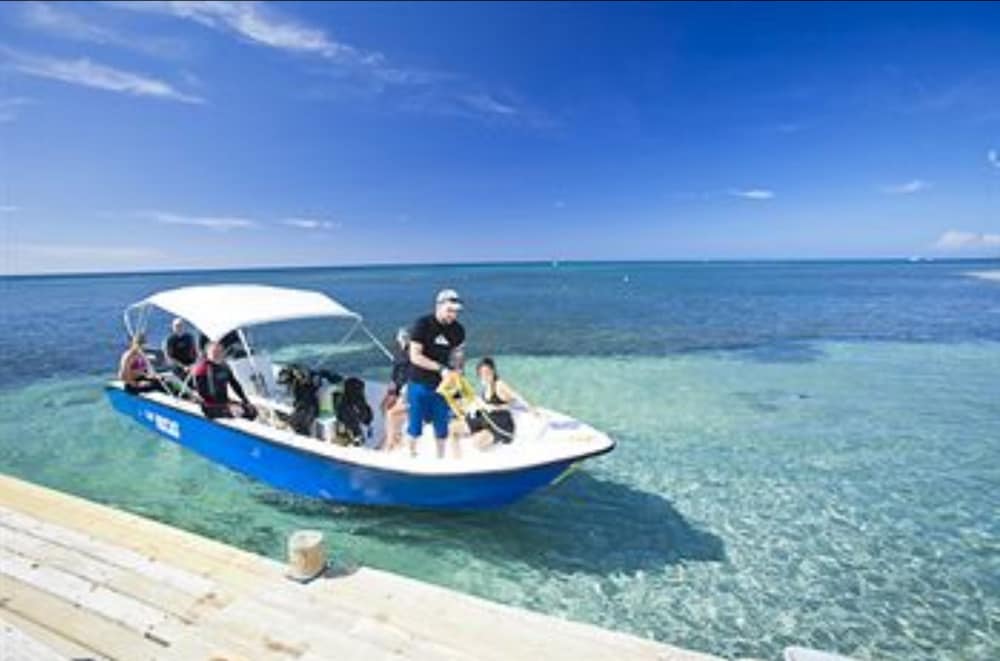 Book Las Rocas Resort And Dive Center in Roatan | Hotels.com