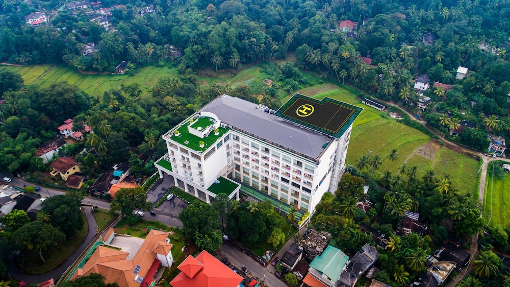 The Golden Crown Hotel in Kandy - Hotels.com