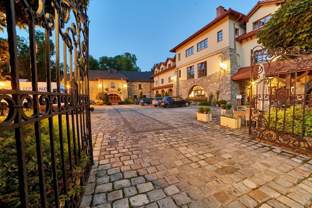 Book Folwark Stara Winiarnia in Mszana Dolna | Hotels.com