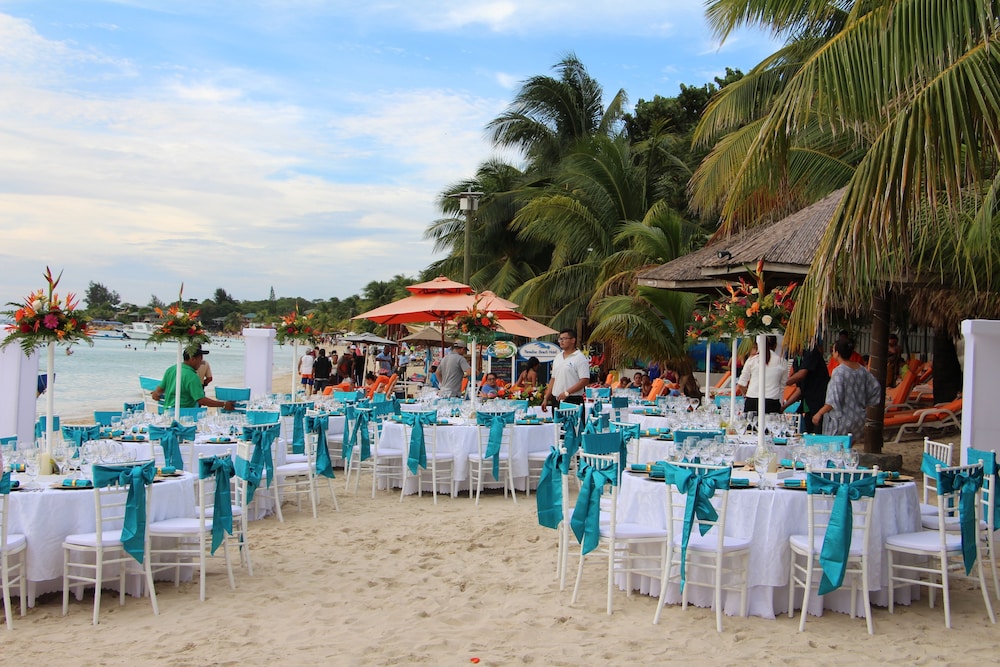 Book Paradise Beach Hotel in Roatan | Hotels.com