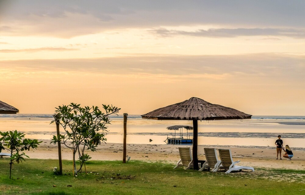 Book Palm Beach Resort & Spa in Labuan | Hotels.com