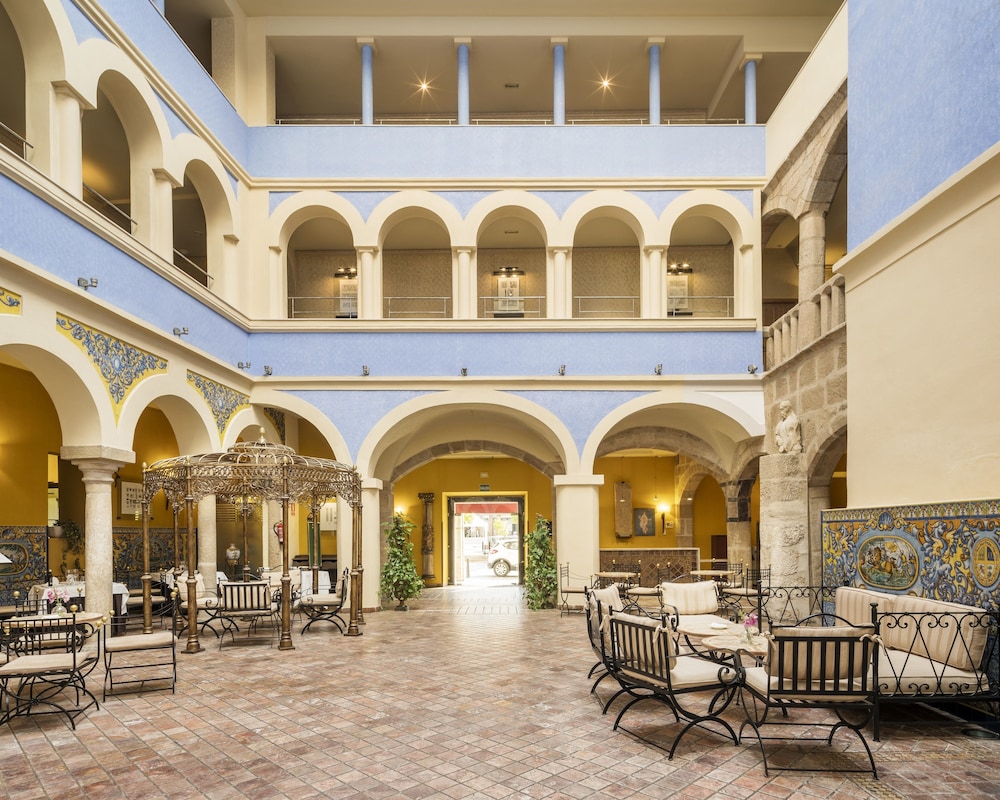 Book Hotel ILUNION Mérida Palace in Merida | Hotels.com